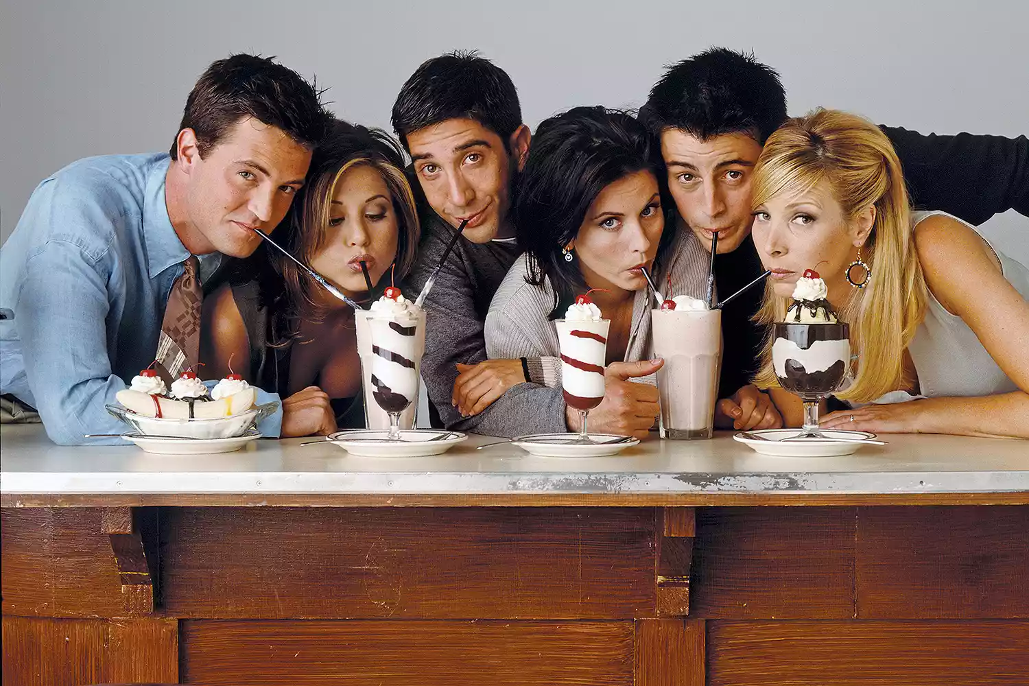 Friends Cast Mourns the Loss of Matthew Perry: A Tribute to the Beloved ...